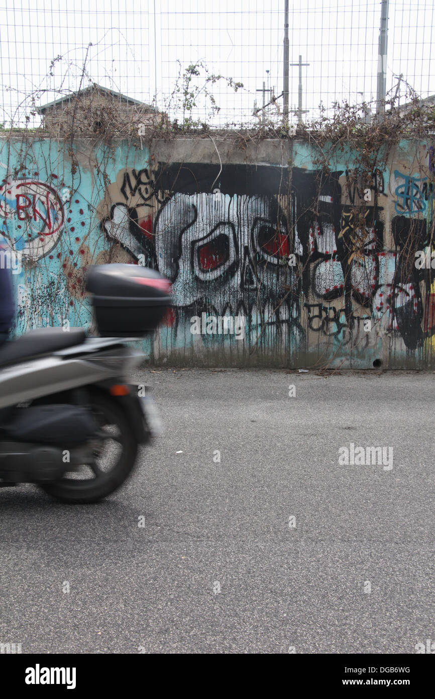 skull and cross bones graffiti on wall in rome italy Stock Photo - Alamy