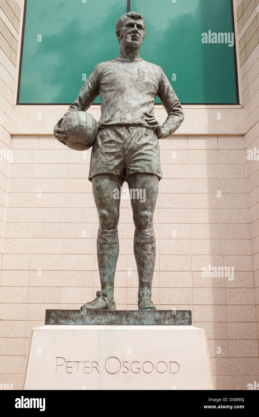 Footballing statue hi-res stock photography and images - Alamy