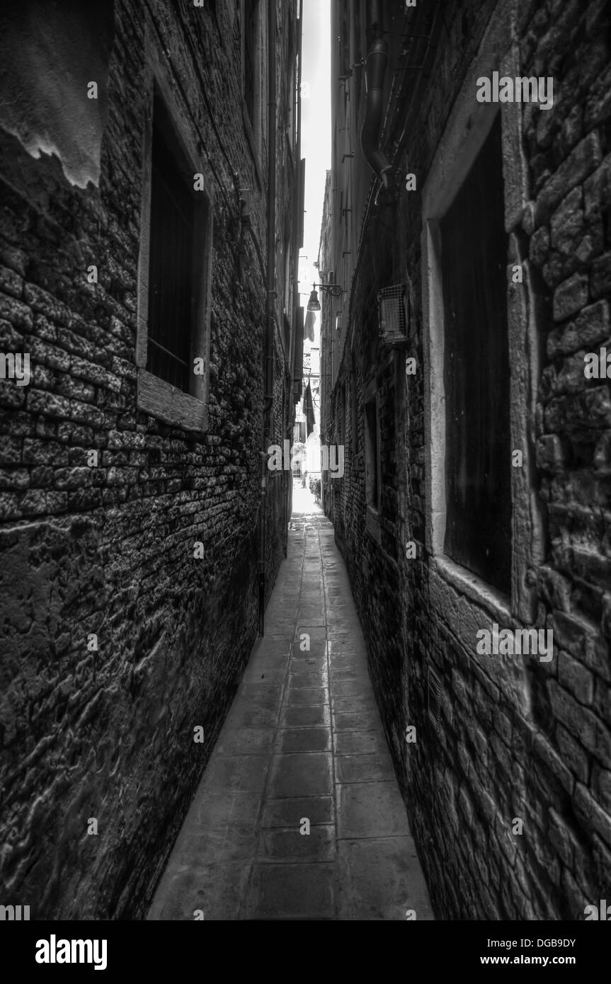 Narrow pathway hi-res stock photography and images - Alamy