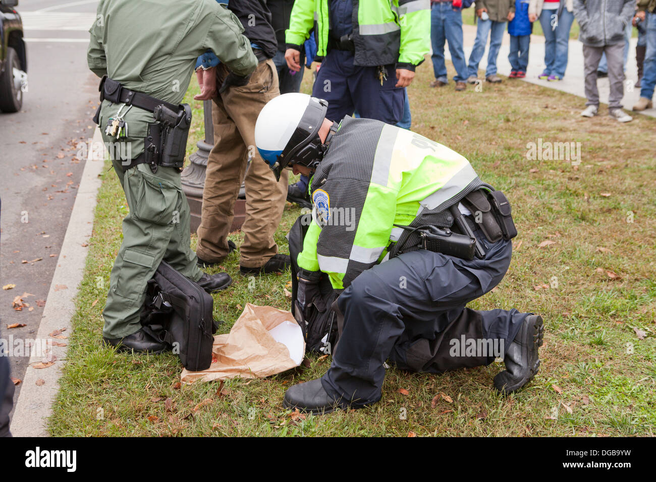 Police searching hi-res stock photography and images - Alamy