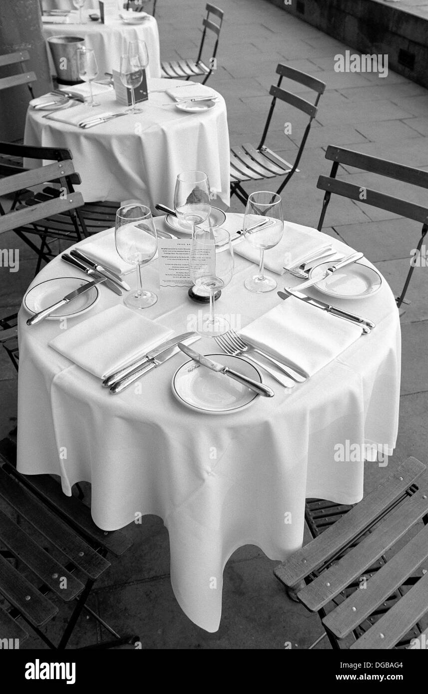 Monochrome tables hi-res stock photography and images - Alamy