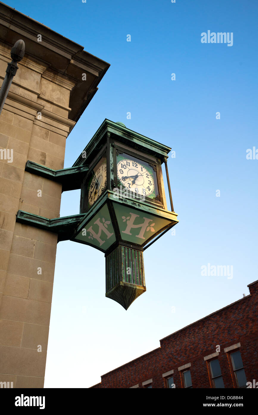 Street corner clock hi-res stock photography and images - Alamy