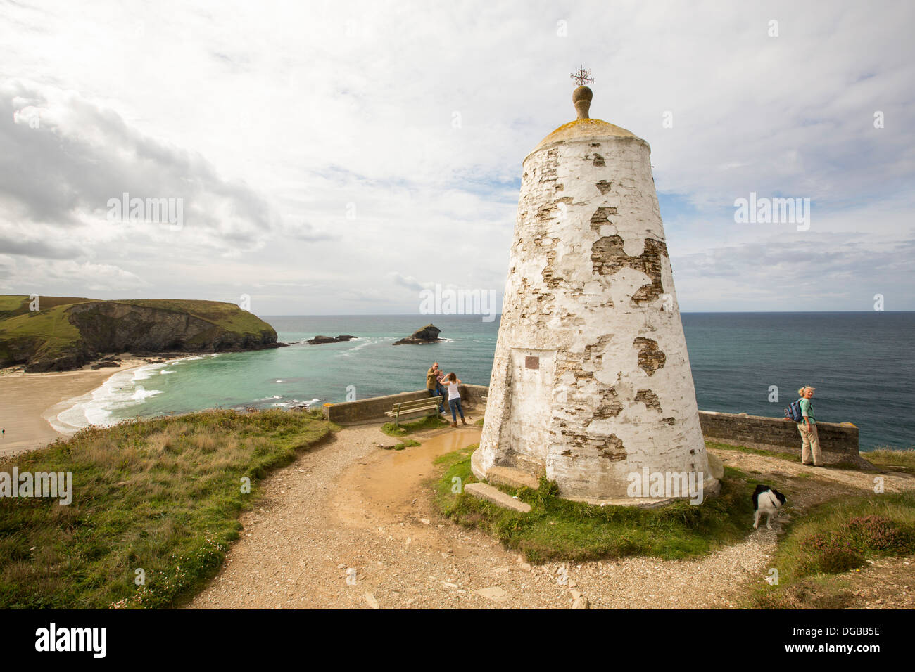 A monument on the sea cliffs above Portreath, Cornwall, UK Stock Photo ...