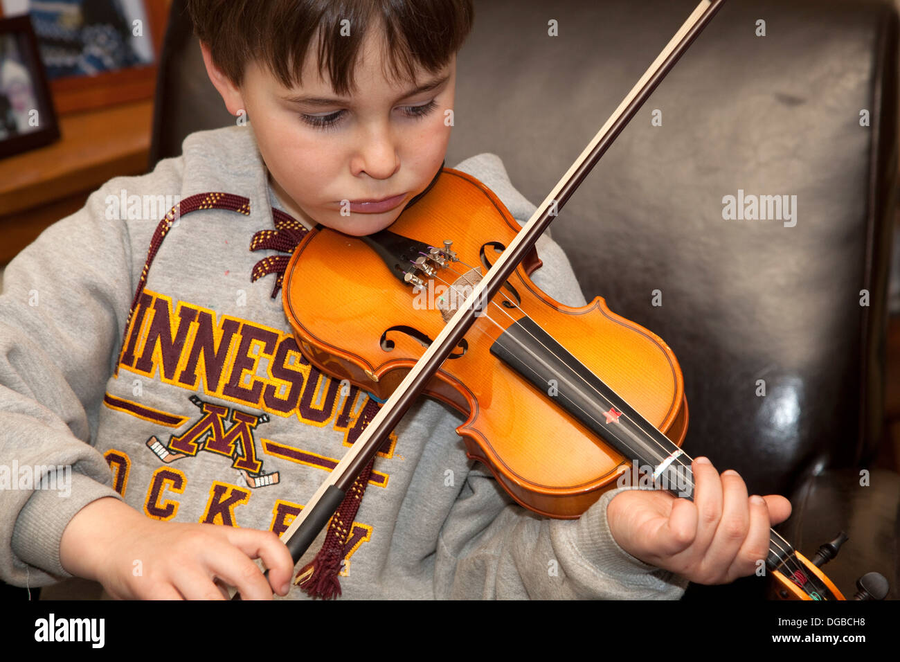 Boy plays violin hi-res stock photography and images - Alamy