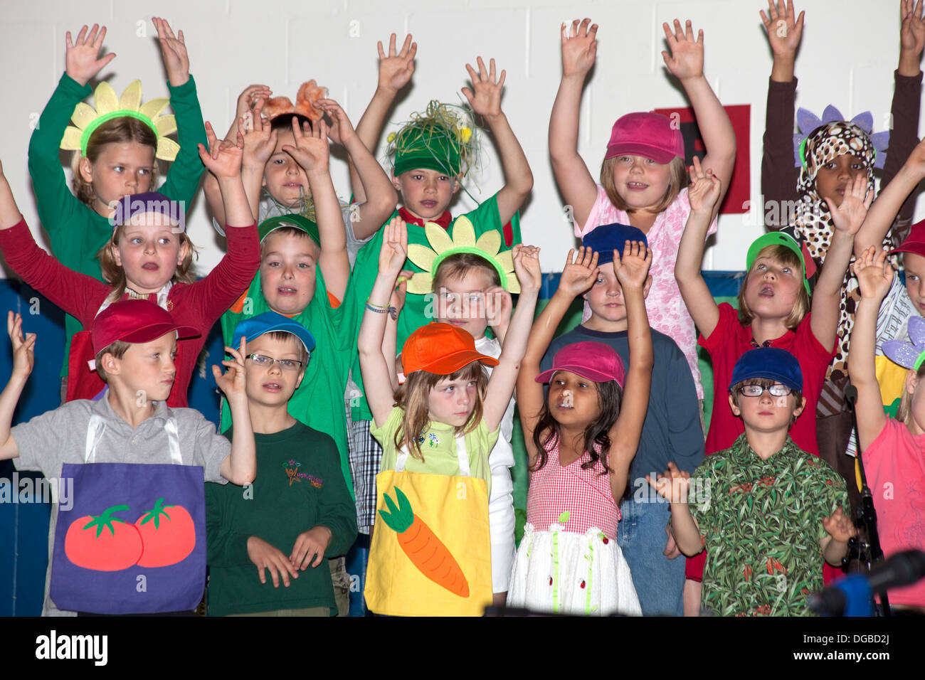 Children students singing hi-res stock photography and images - Alamy