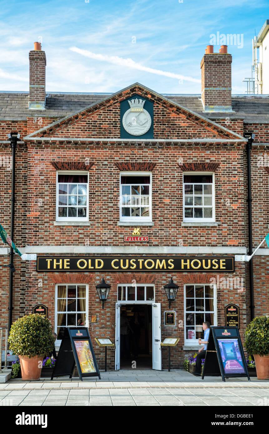 Old english pub hi-res stock photography and images - Alamy