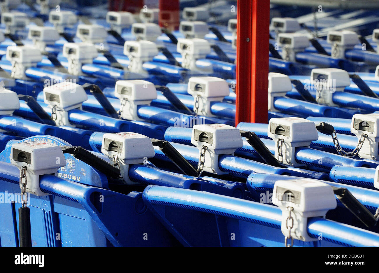 Coin operated shopping cart hi-res stock photography and images - Alamy