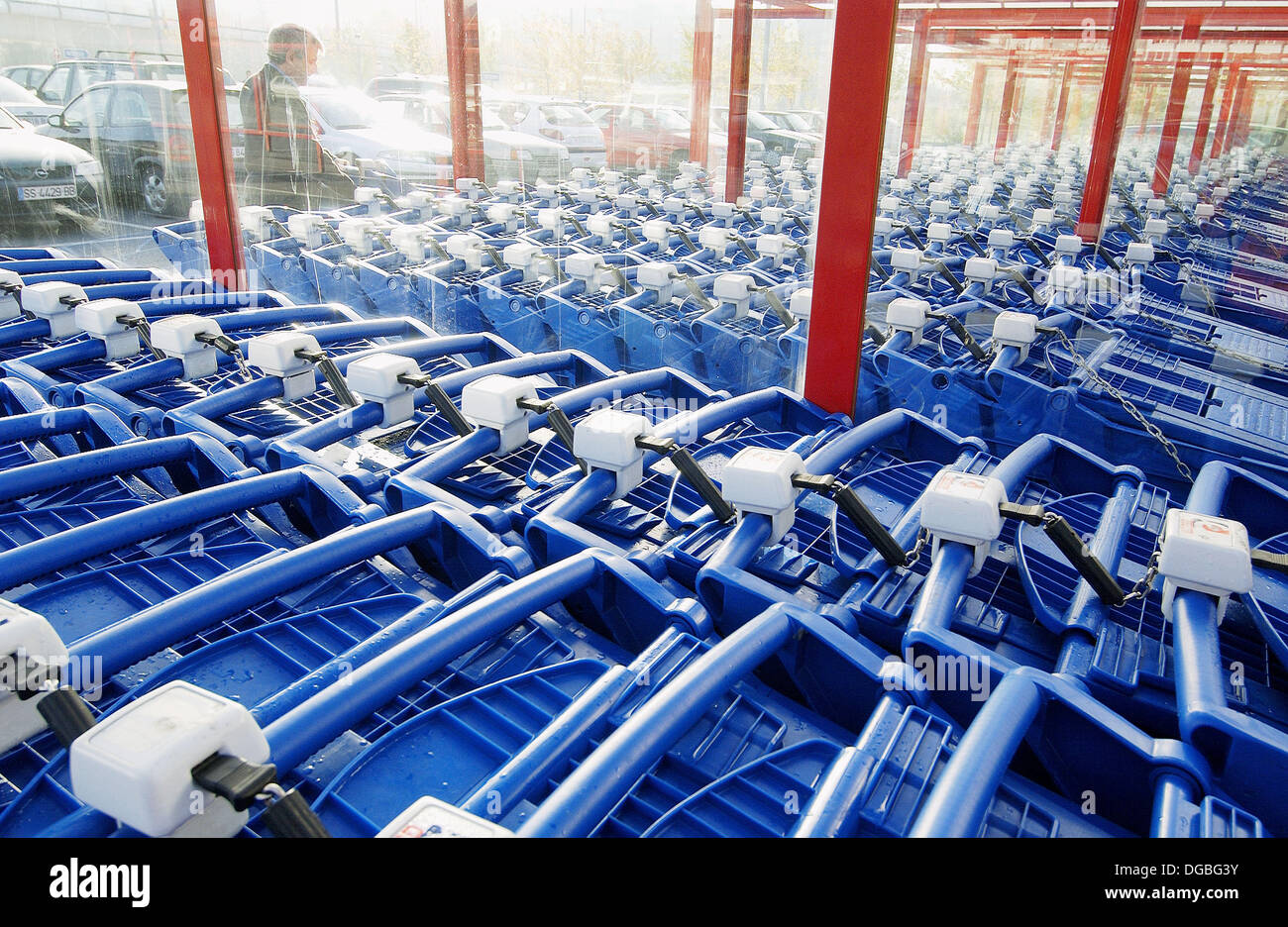 Coin operated shopping carts hi-res stock photography and images - Alamy