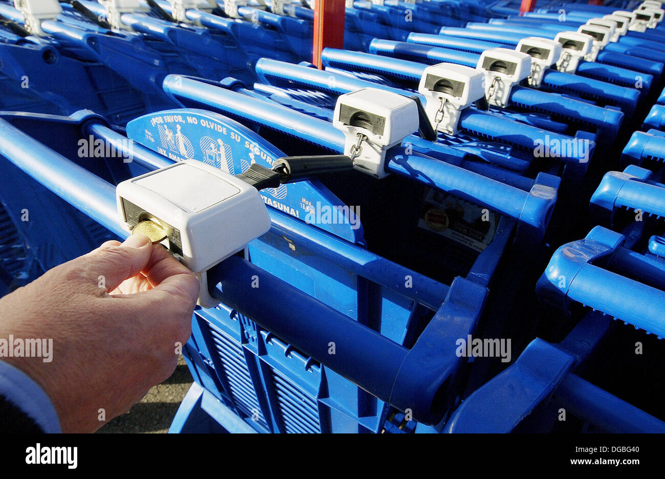 Coin operated shopping carts hi-res stock photography and images - Alamy