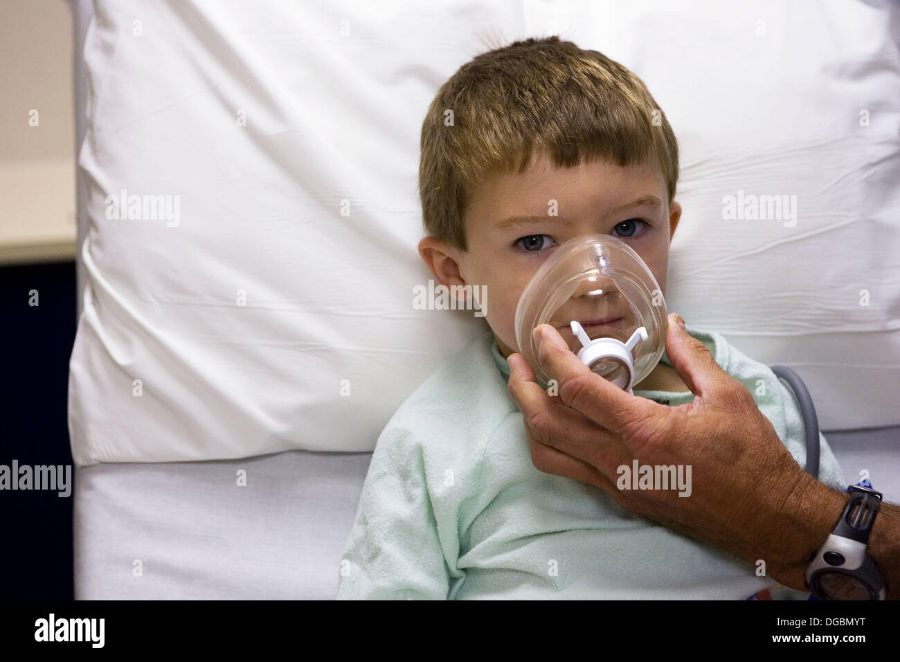Boy oxygen mask in bed hi-res stock photography and images - Alamy