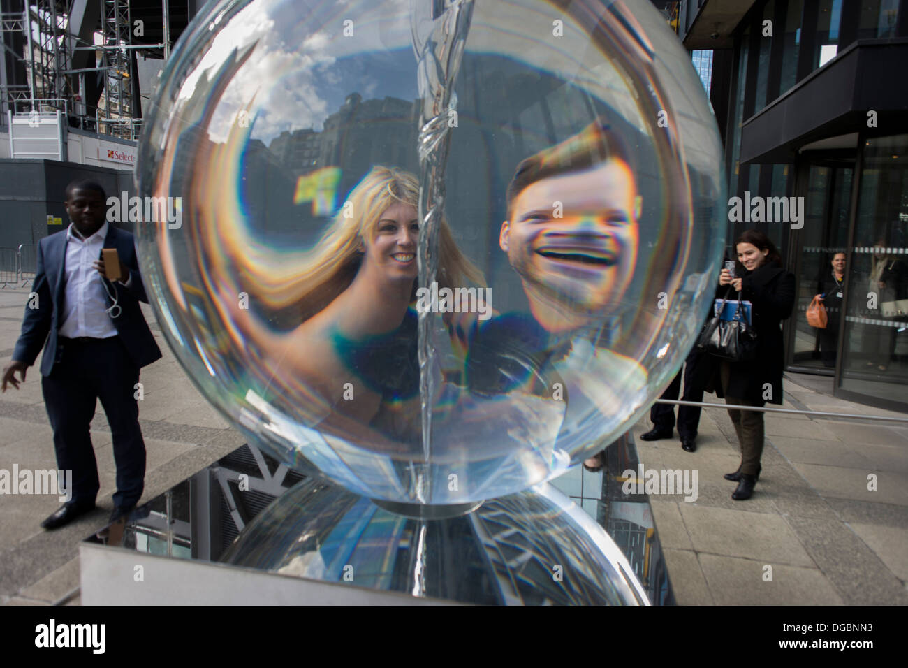 Optical illusion faces hi-res stock photography and images - Alamy