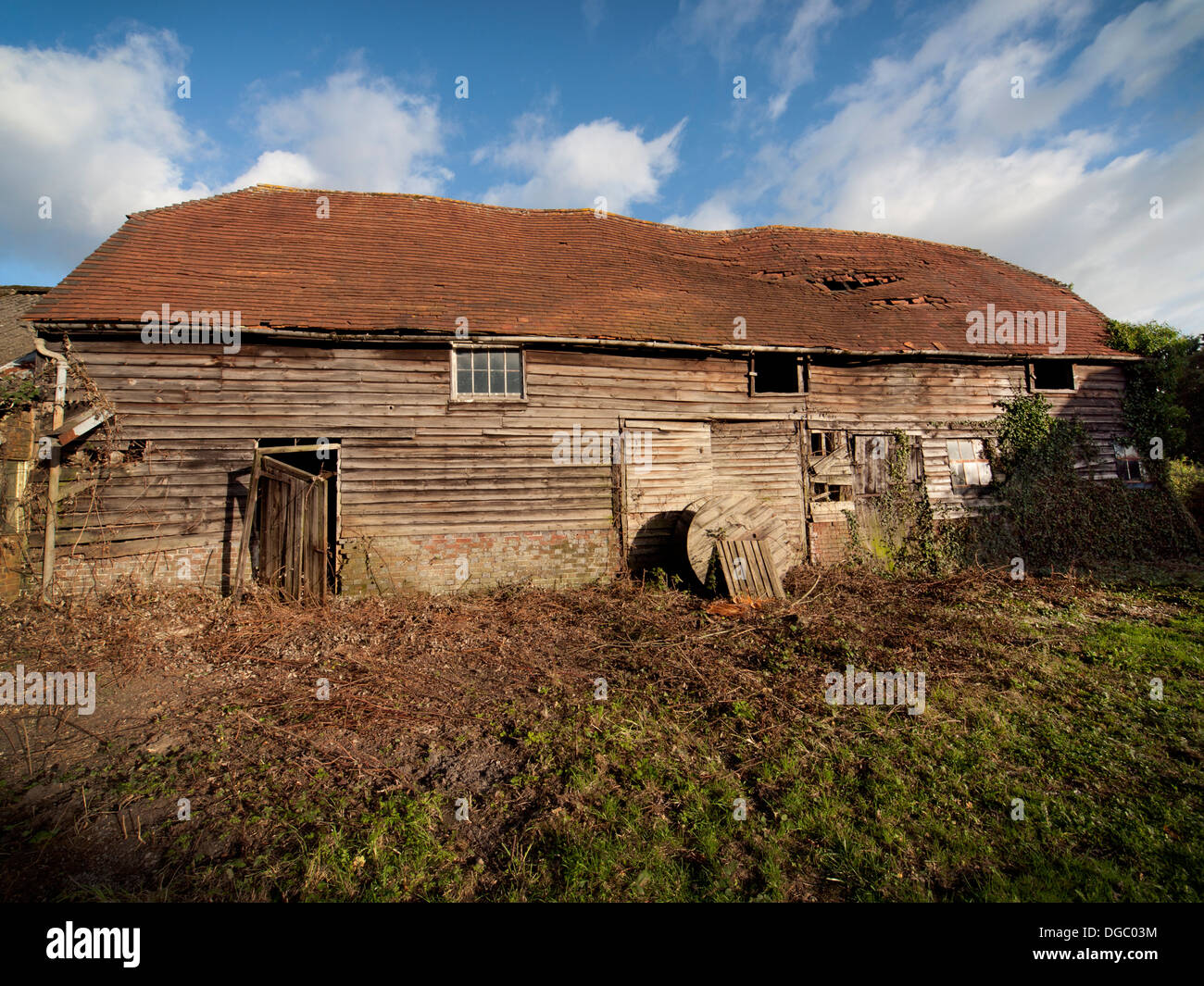 A dilapidated barn in the small village of Isfield Stock Photo - Alamy
