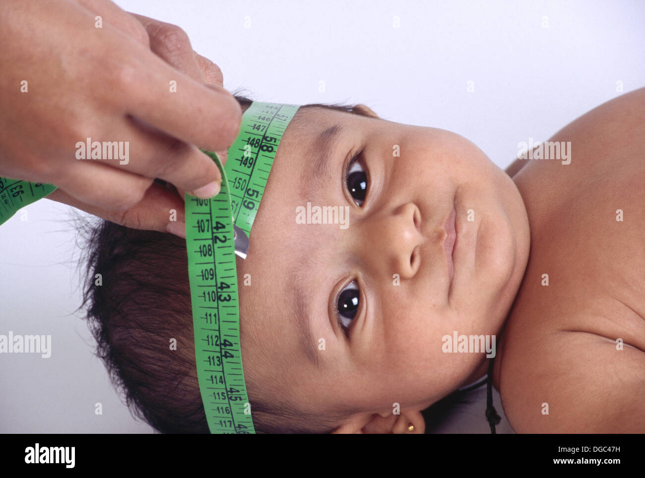 Child being measured hi-res stock photography and images - Alamy