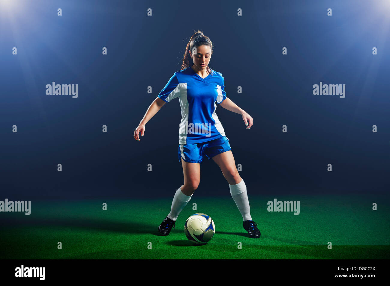 Female football player hi-res stock photography and images - Alamy
