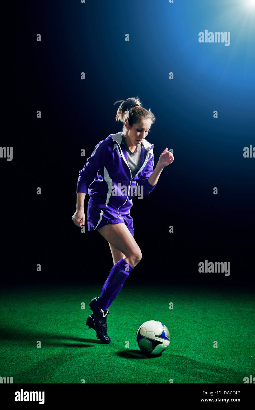 Running soccer player hi-res stock photography and images - Alamy