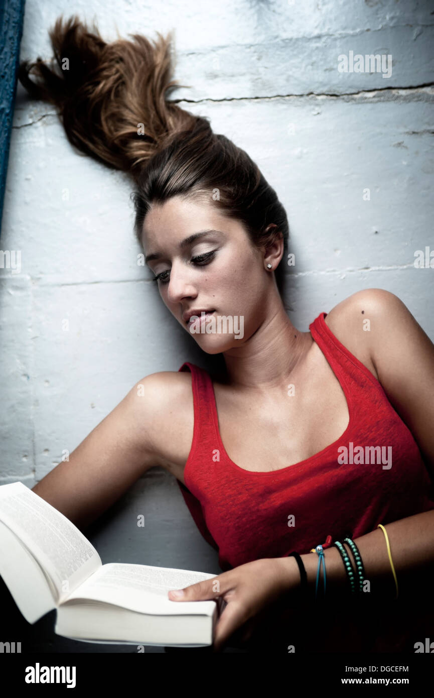 Female reading hi-res stock photography and images - Alamy