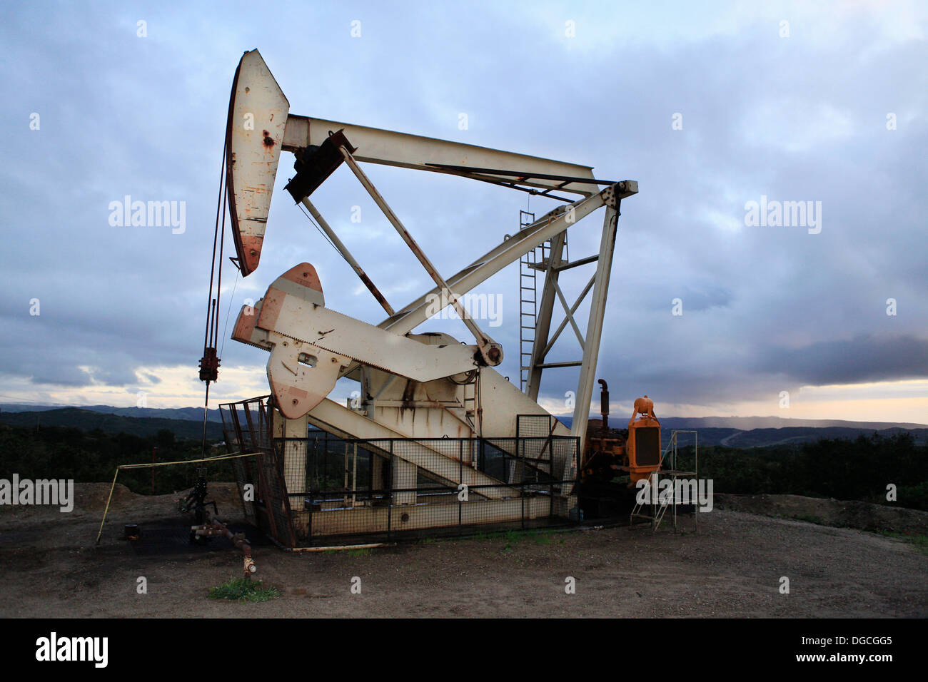 Oil derrick hi-res stock photography and images - Alamy
