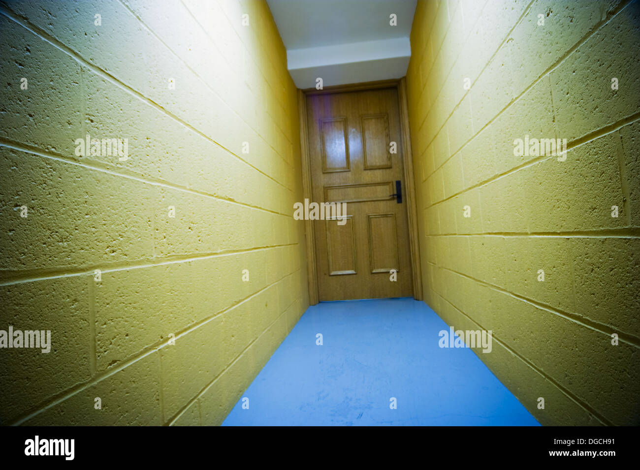 Closed door end of hallway hi-res stock photography and images - Alamy