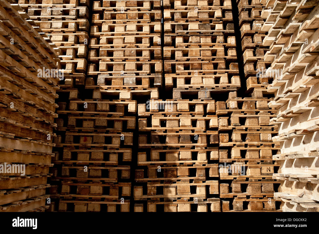 Stacking pallets hi-res stock photography and images - Alamy