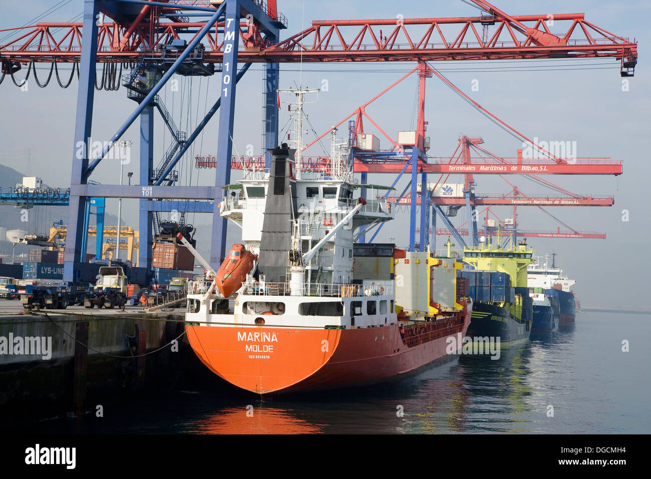 Ships loading cargo hi-res stock photography and images - Alamy