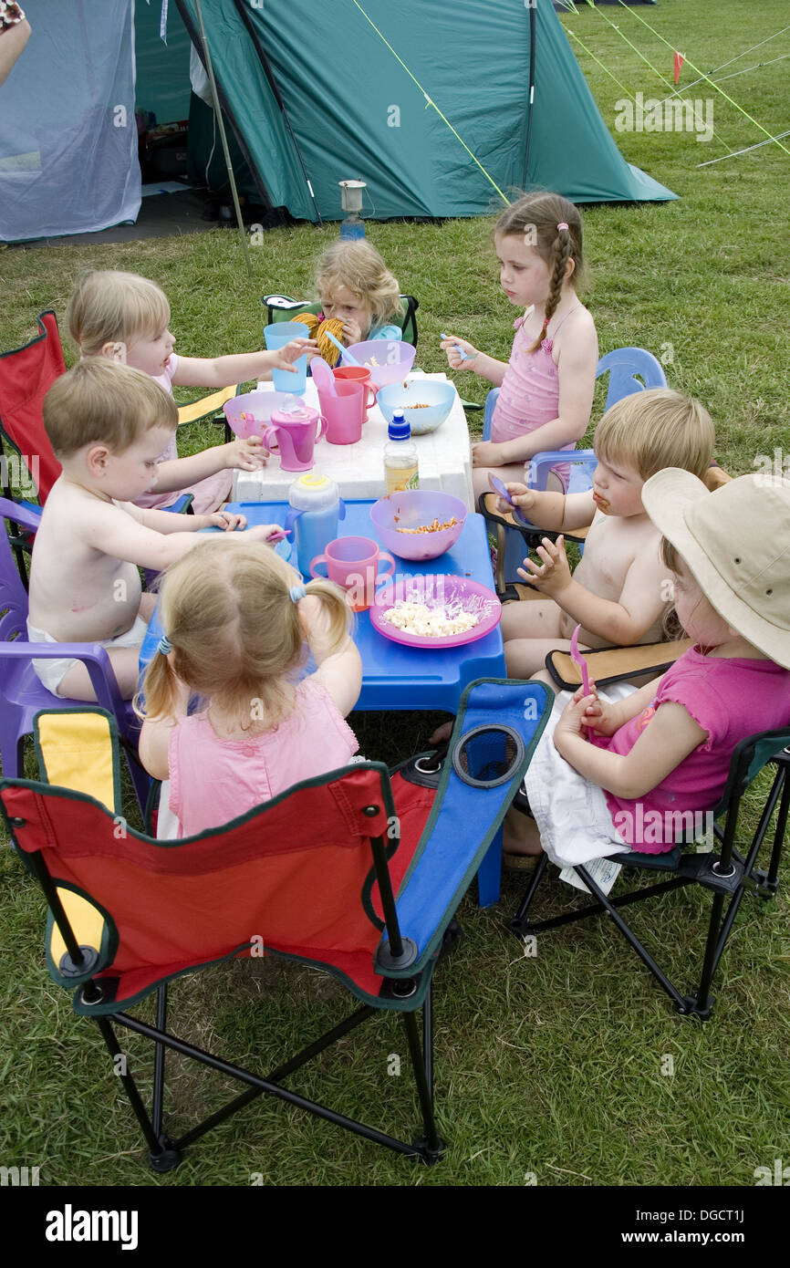 Group children sitting round table hi-res stock photography and images ...