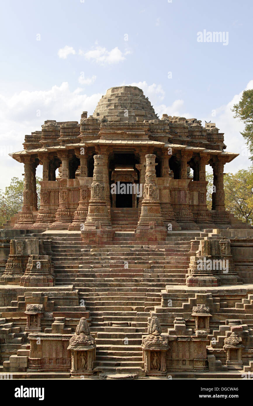 Sabha mandap, carved pillars and celings. Sun Temple, Modhera, Gujarat ...