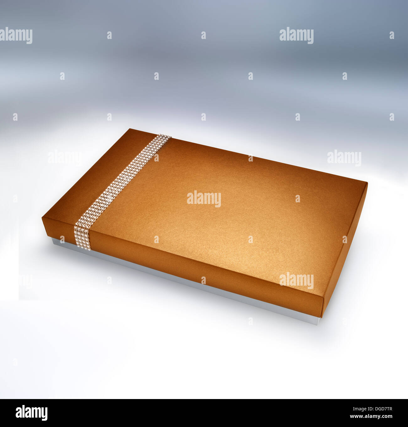 Golden gift box hi-res stock photography and images - Alamy