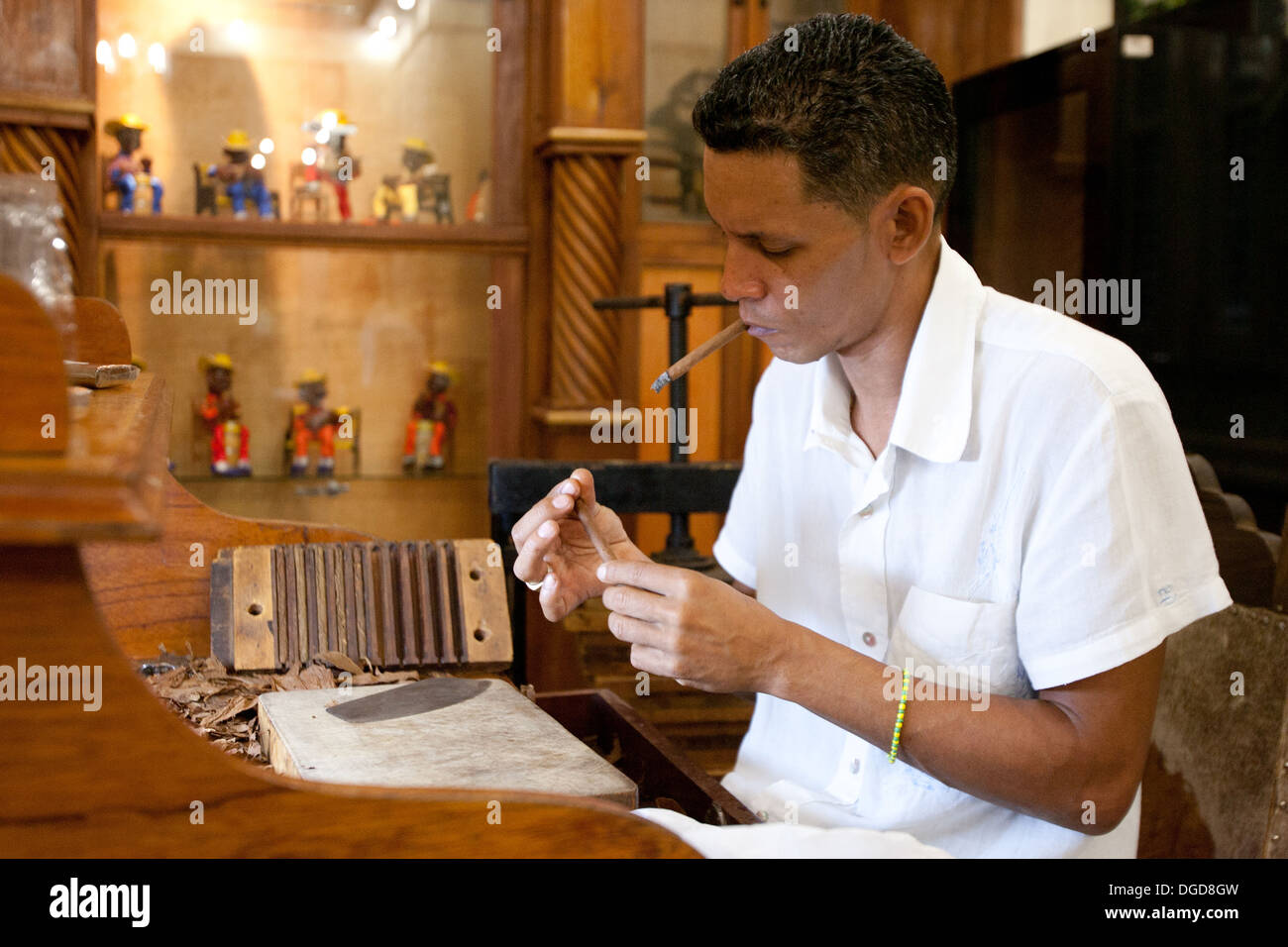 Sequence of photos showing how cigars are made Stock Photo - Alamy
