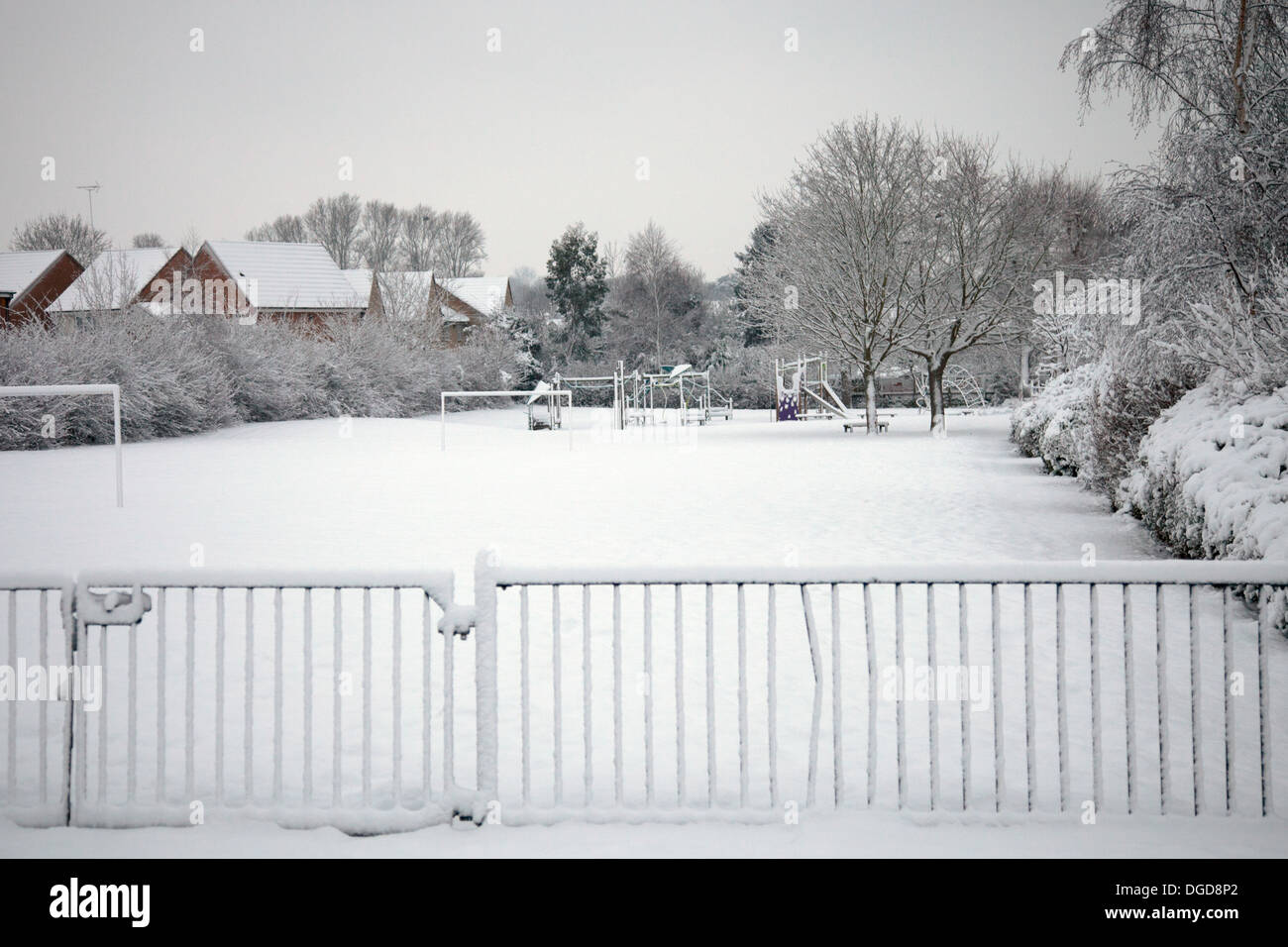 White fence rails hi-res stock photography and images - Alamy