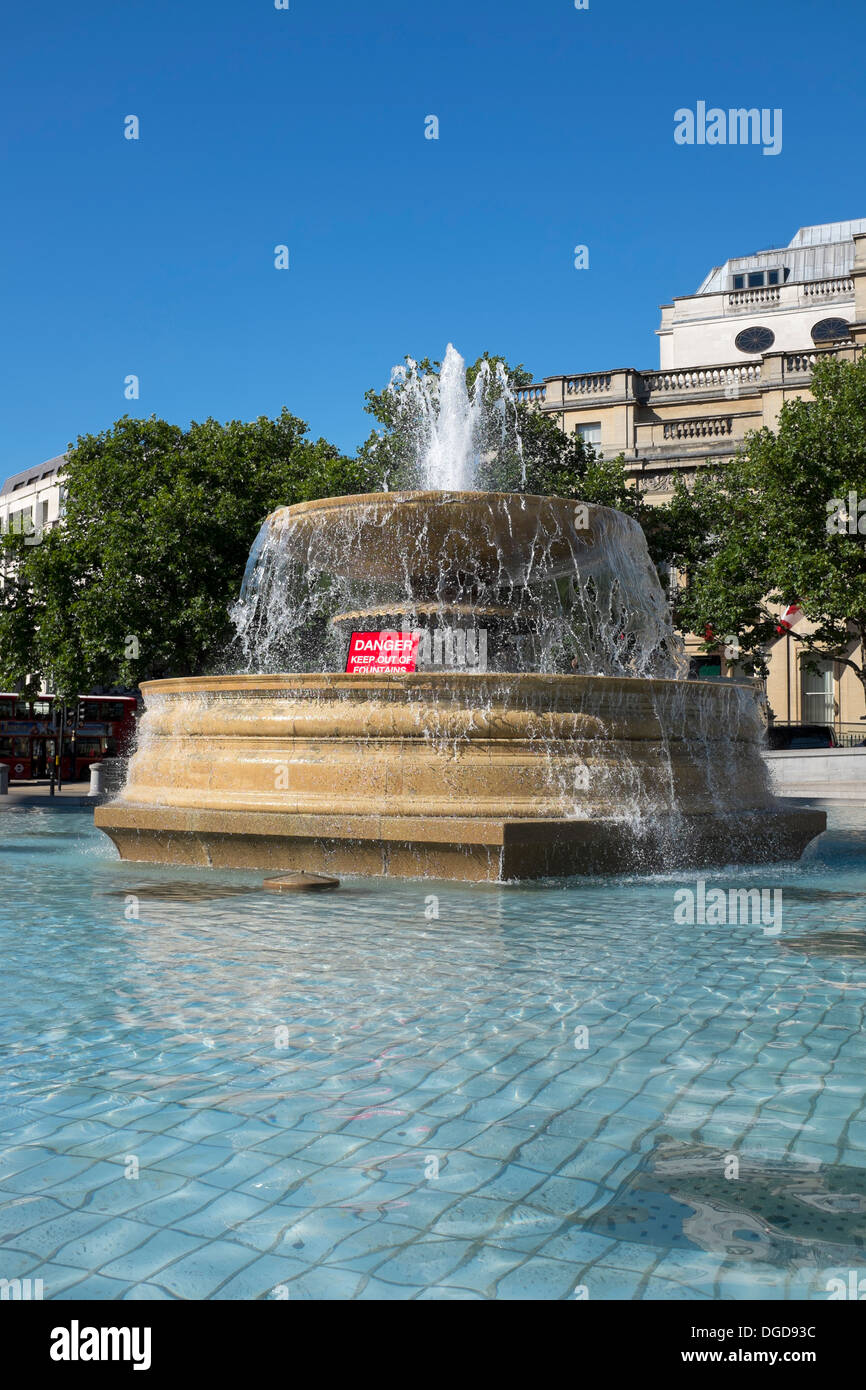 Do Not Climb in Fountains Sign Trafalgar Square Stock Photo - Alamy