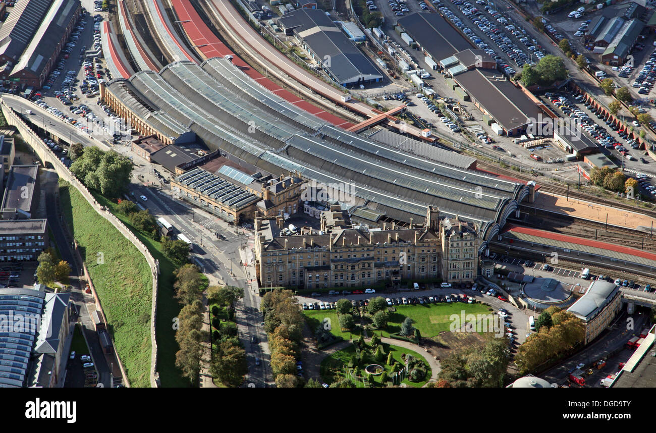 York railway station hi-res stock photography and images - Alamy