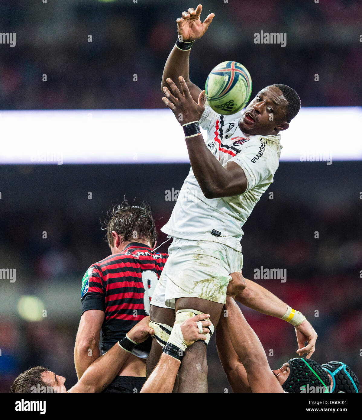 Feeds the ball out hi-res stock photography and images - Alamy