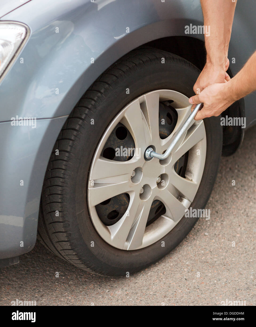 Changing flat tire winter hi-res stock photography and images - Alamy