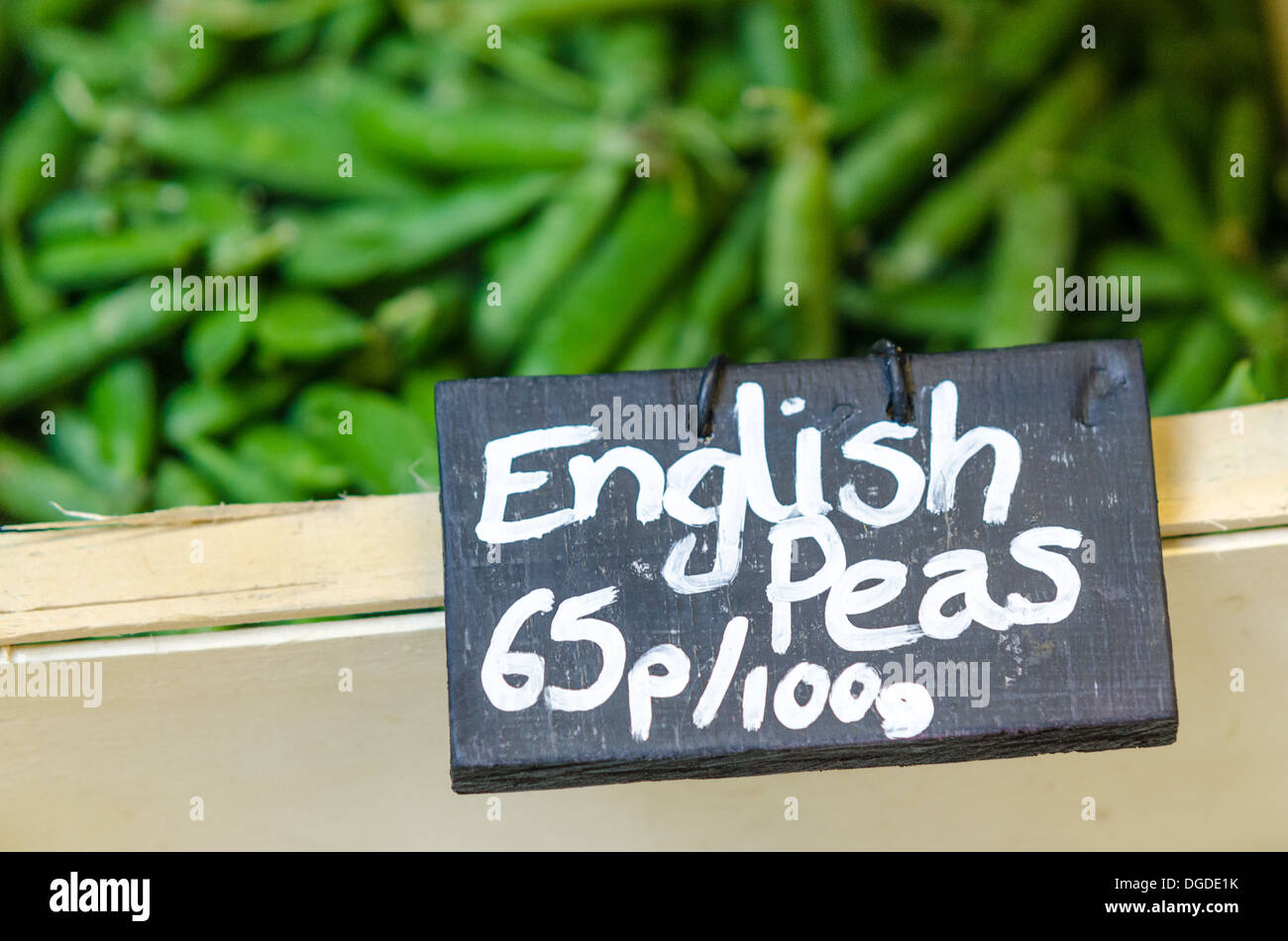 English peas or green peas hi-res stock photography and images - Alamy