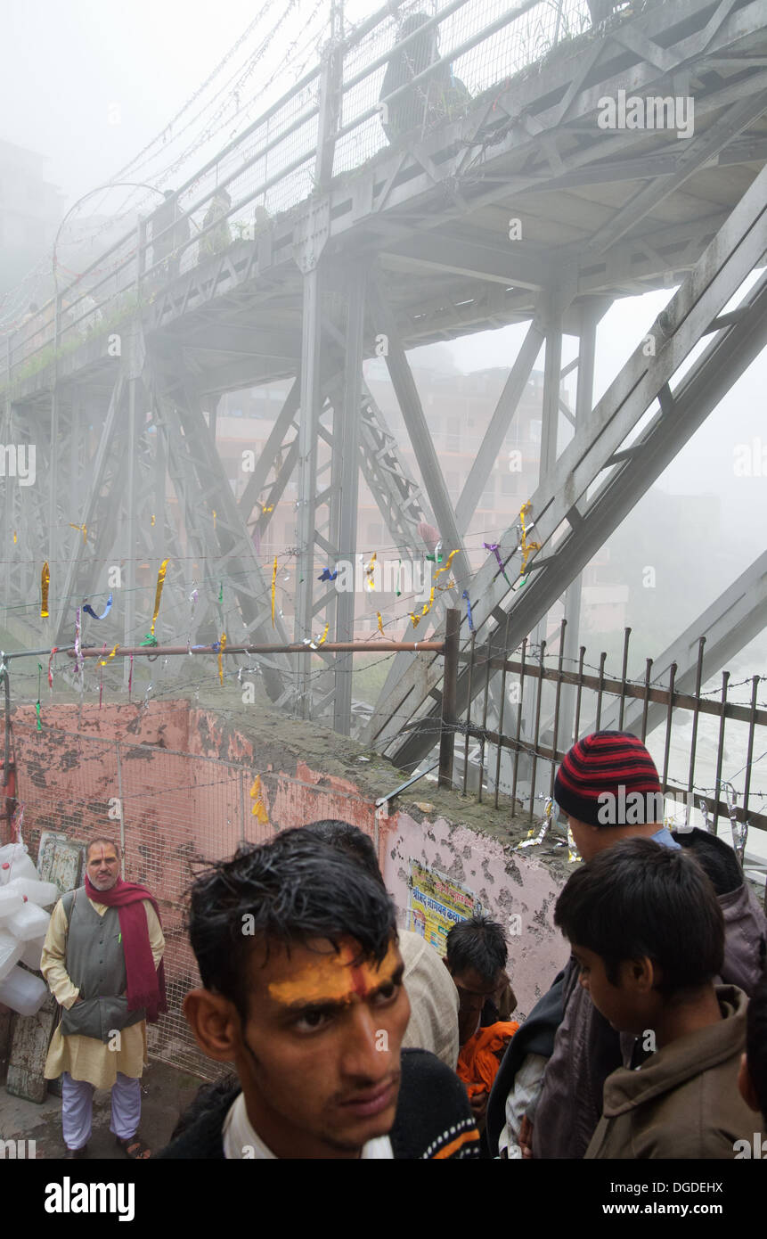 Pilgrims walking to the Badrinath temple in the Himalayas, Badrinath ...