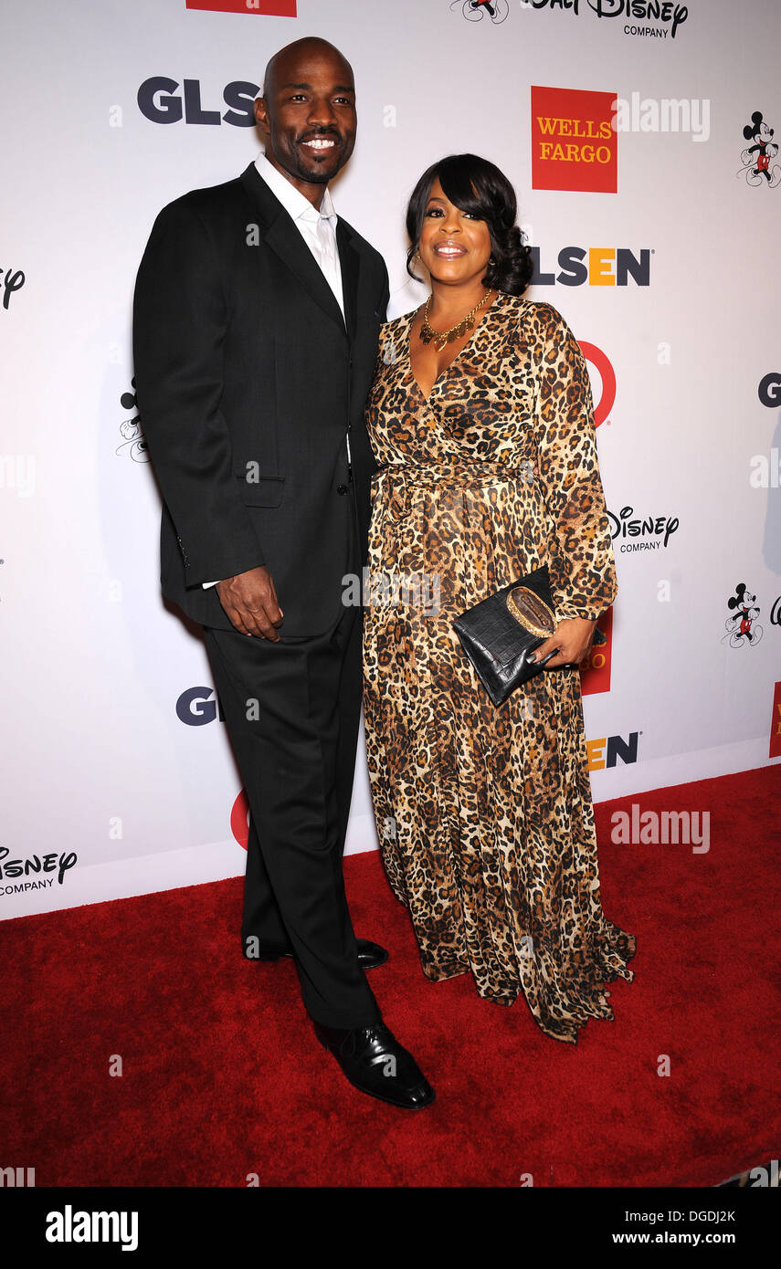 Beverly Hills, California, USA. 18th Oct, 2013. Niecy Nash & Jay Tucker ...