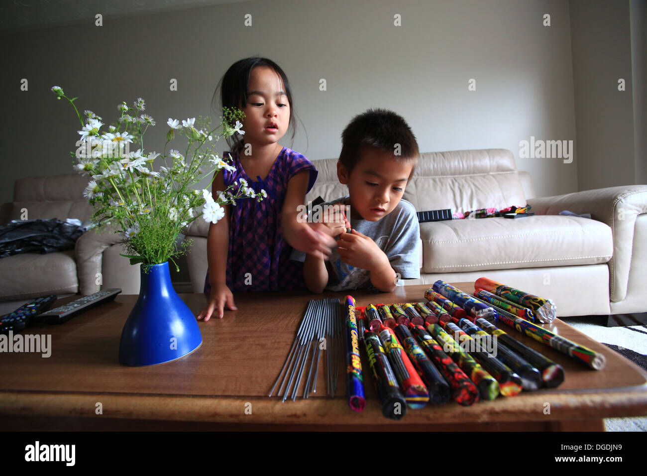 Fireworks children hi-res stock photography and images - Alamy