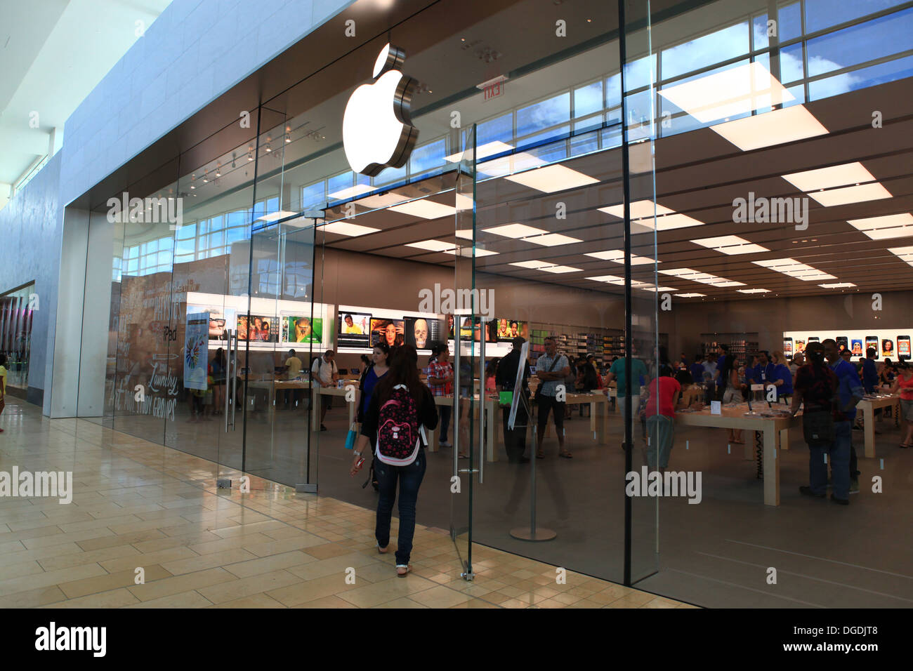 Apple store in Yorkdale Stock Photo - Alamy