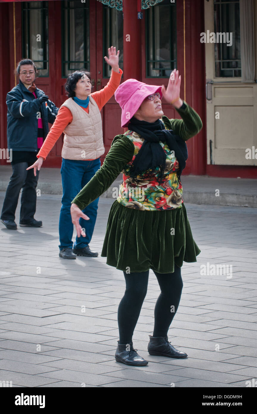 Morning dance lesson in Jingshan Park in Beijing, China Stock Photo - Alamy
