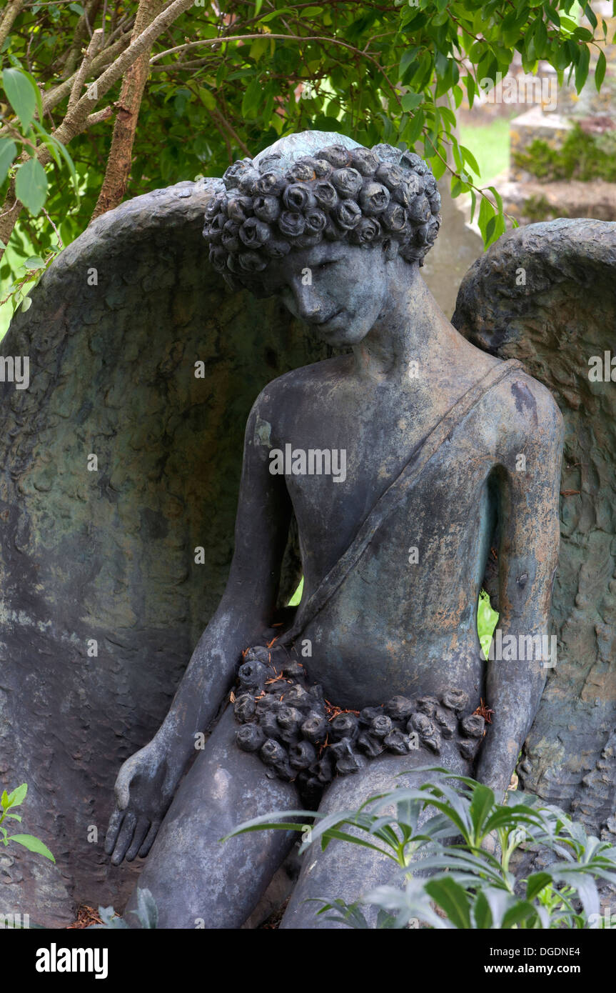 Kneeling angel hi-res stock photography and images - Alamy