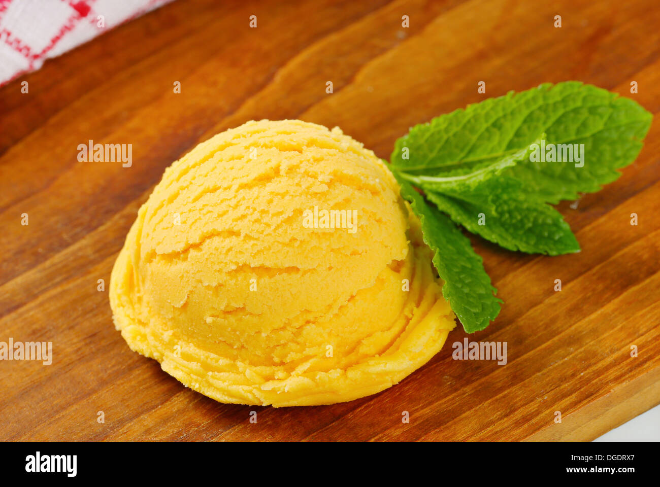 Scoop of yellow ice cream Stock Photo - Alamy
