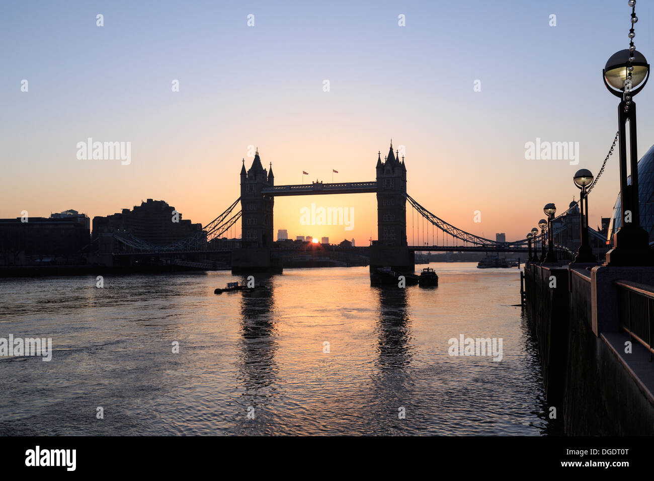 London at dawn tower bridge hi-res stock photography and images - Alamy