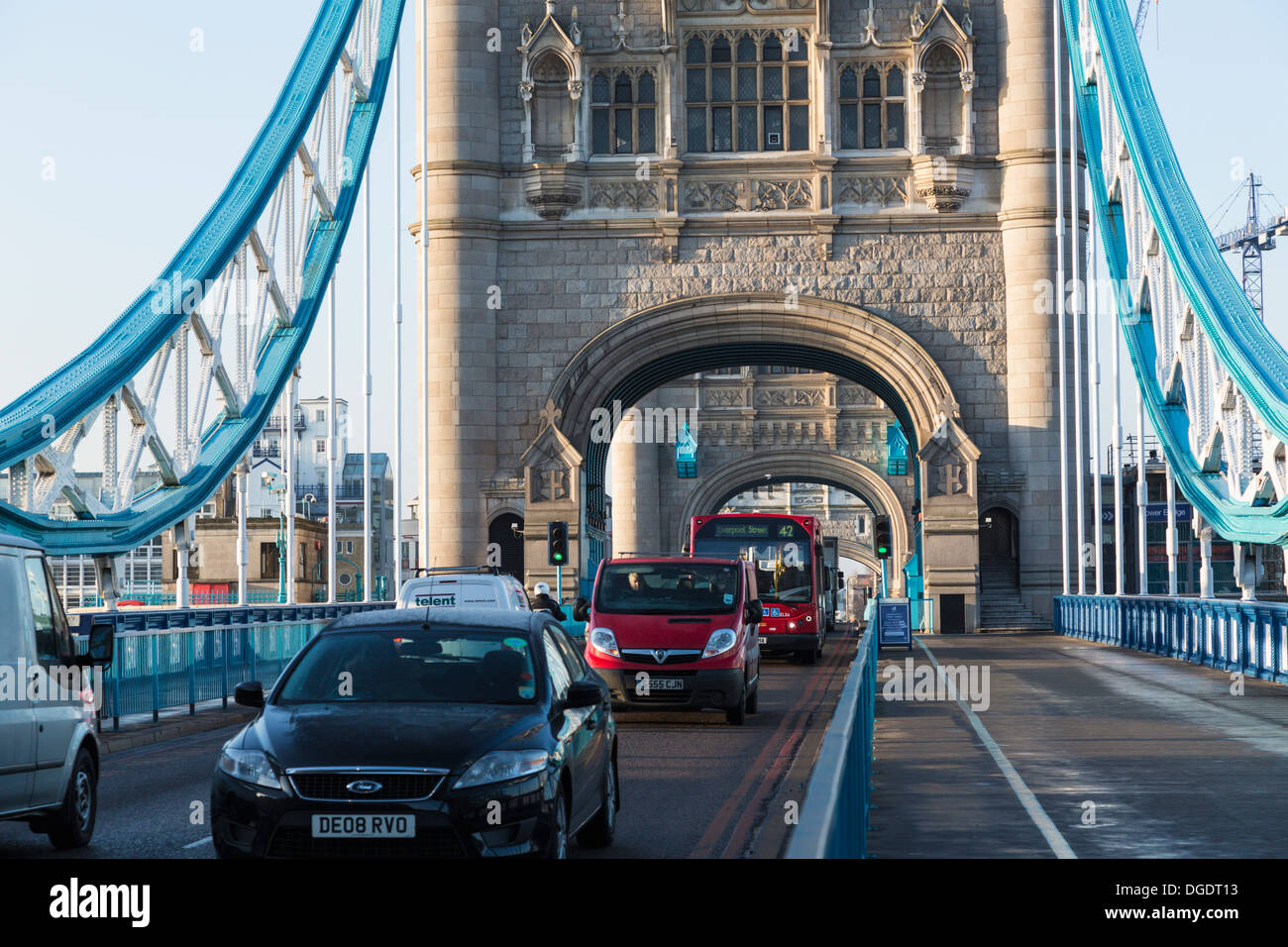Traffic on tower bridge hi-res stock photography and images - Alamy