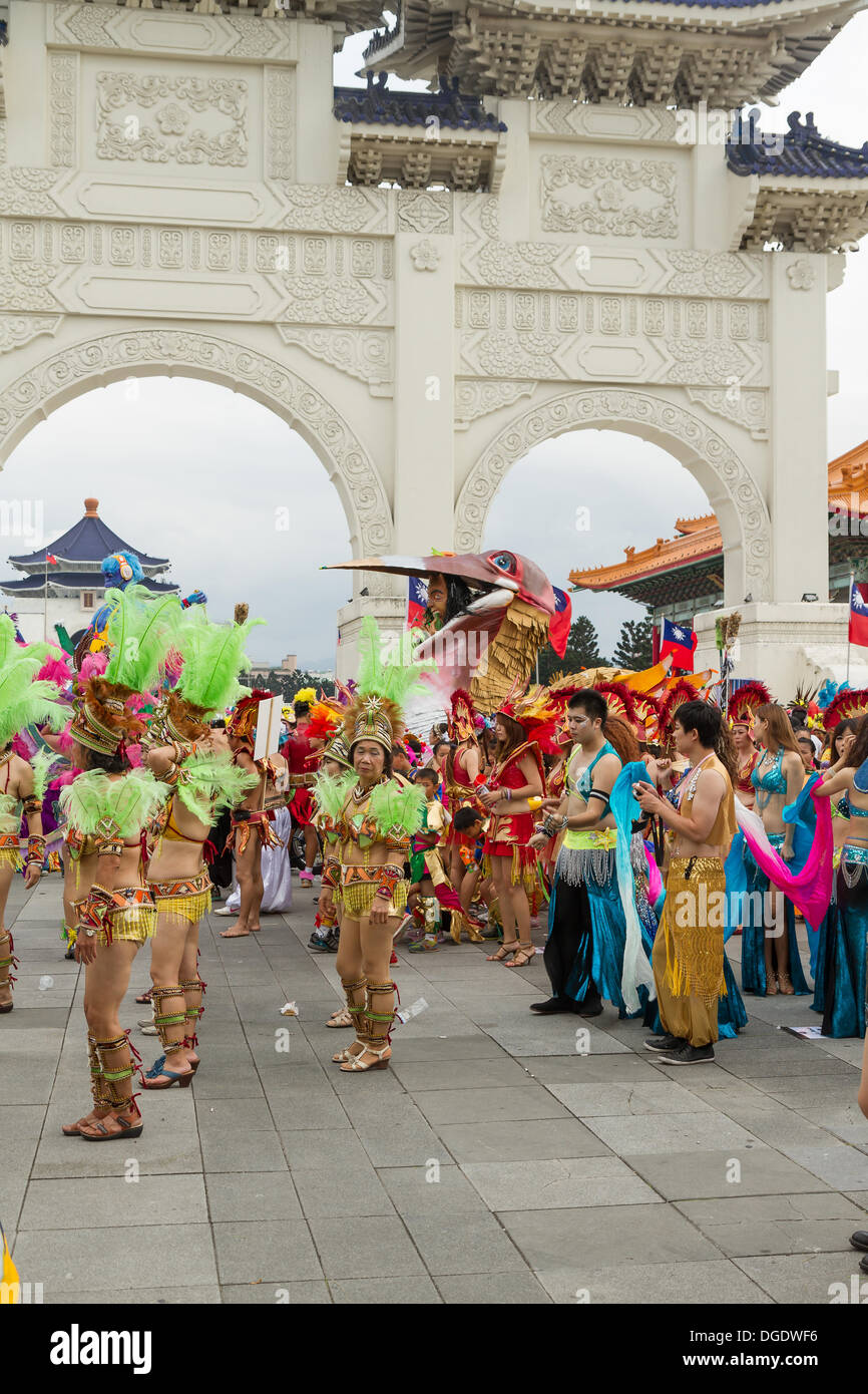 Taipei, Taiwan. 19th October 2013. Costumed revelers march with floats ...