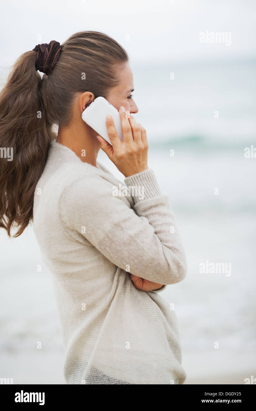 Woman talking on cellphone beach hi-res stock photography and images ...