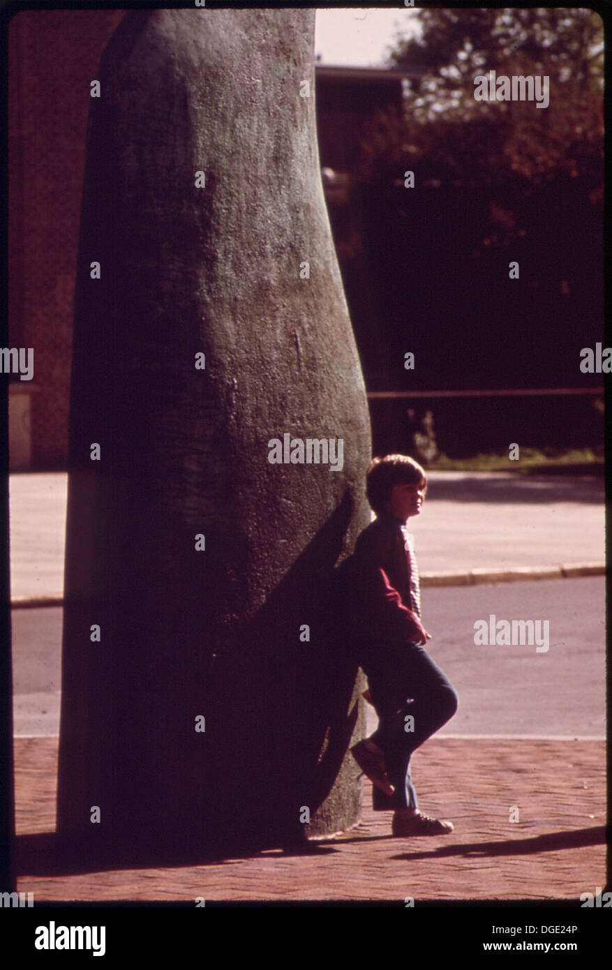 Henry moore works in public hi-res stock photography and images - Alamy
