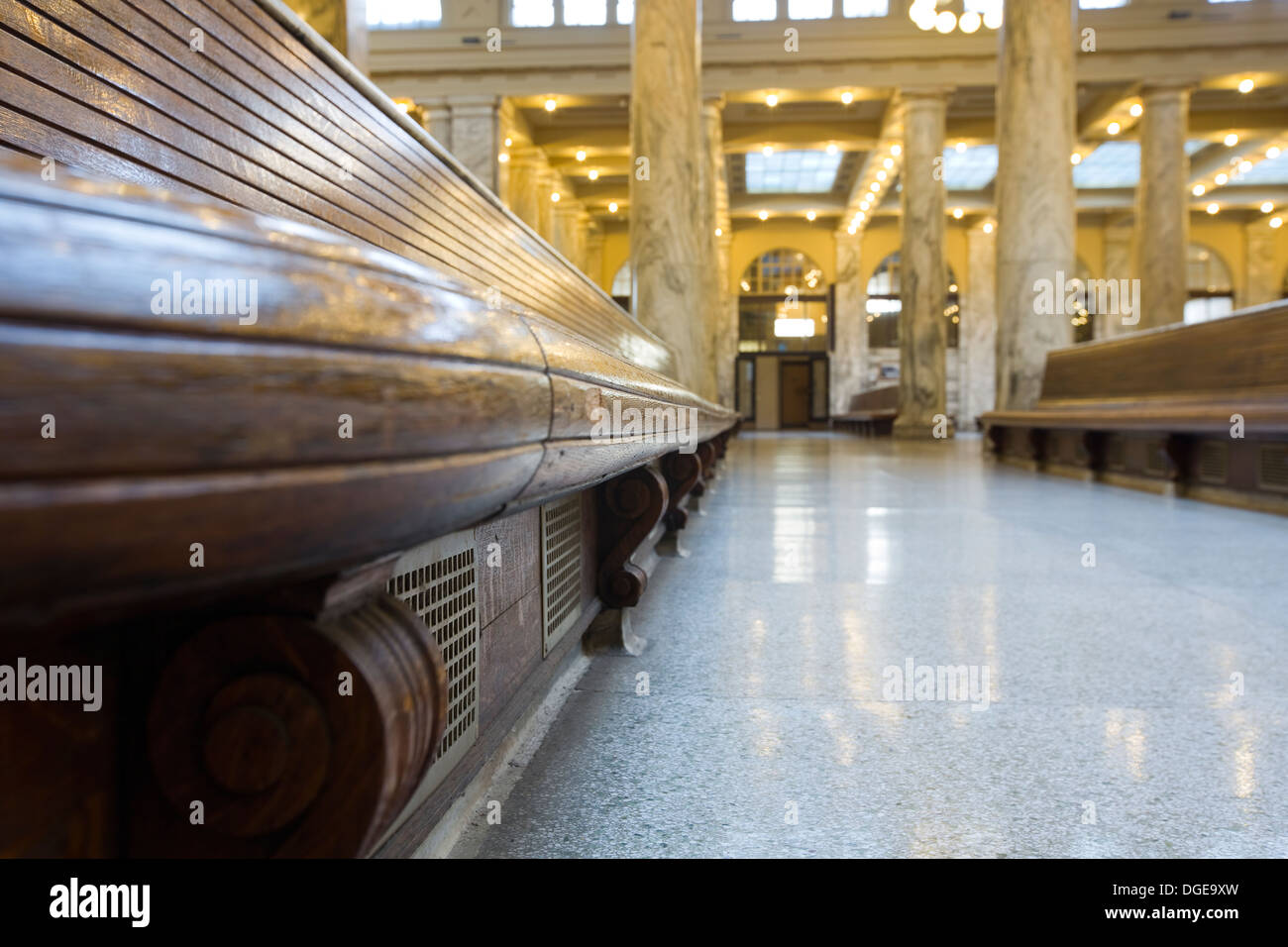 Bench train station hi-res stock photography and images - Alamy