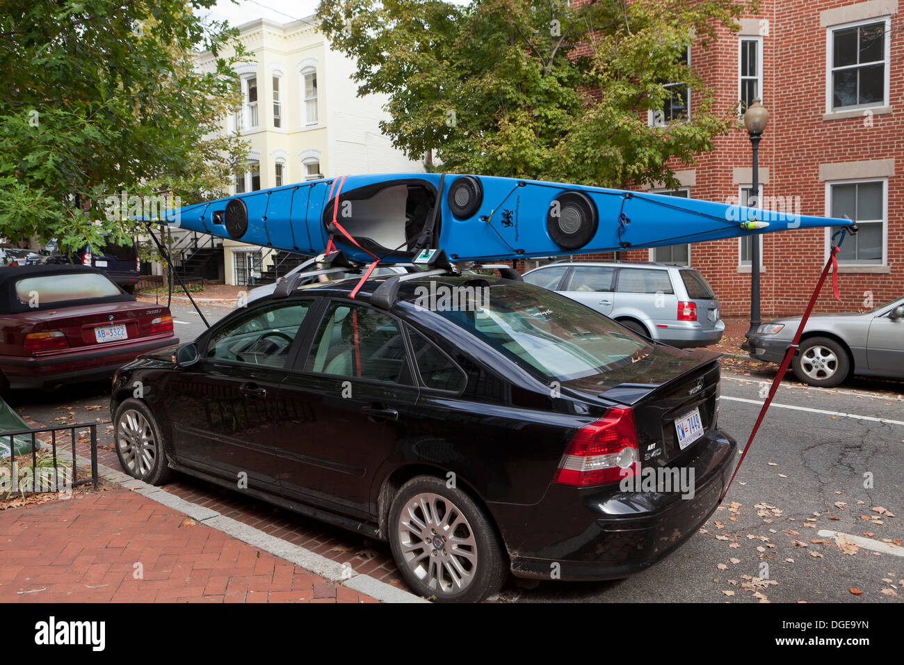 Kayak mounted on top of car Stock Photo - Alamy