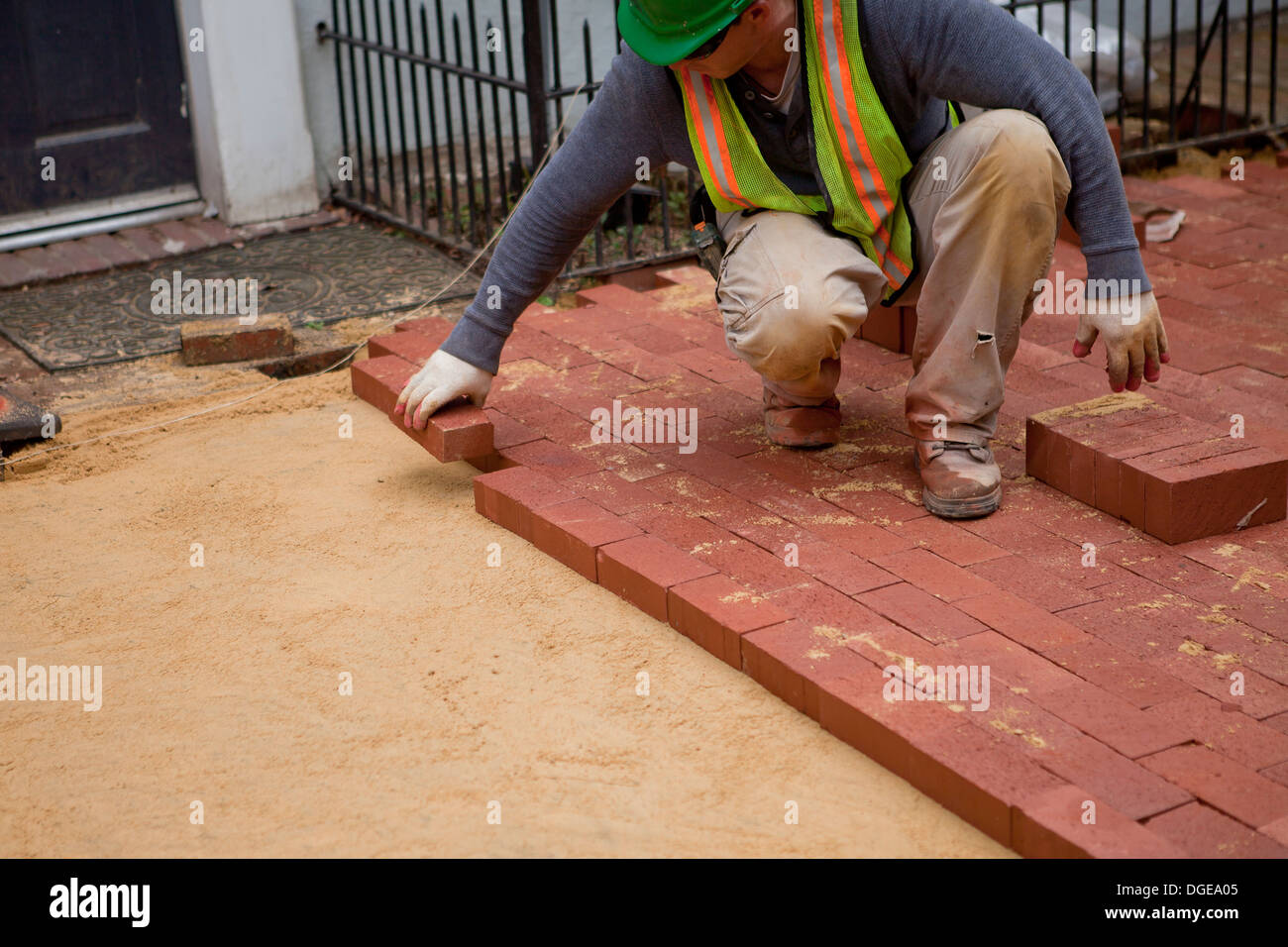 Bricklayer laying bricks hi-res stock photography and images - Alamy