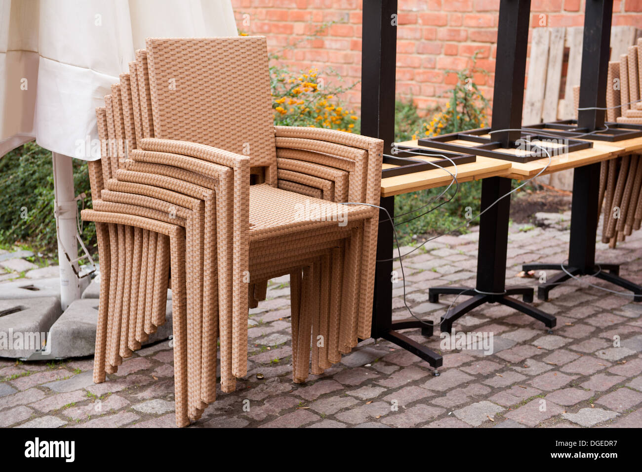 Plastic restaurant chairs hi-res stock photography and images - Alamy